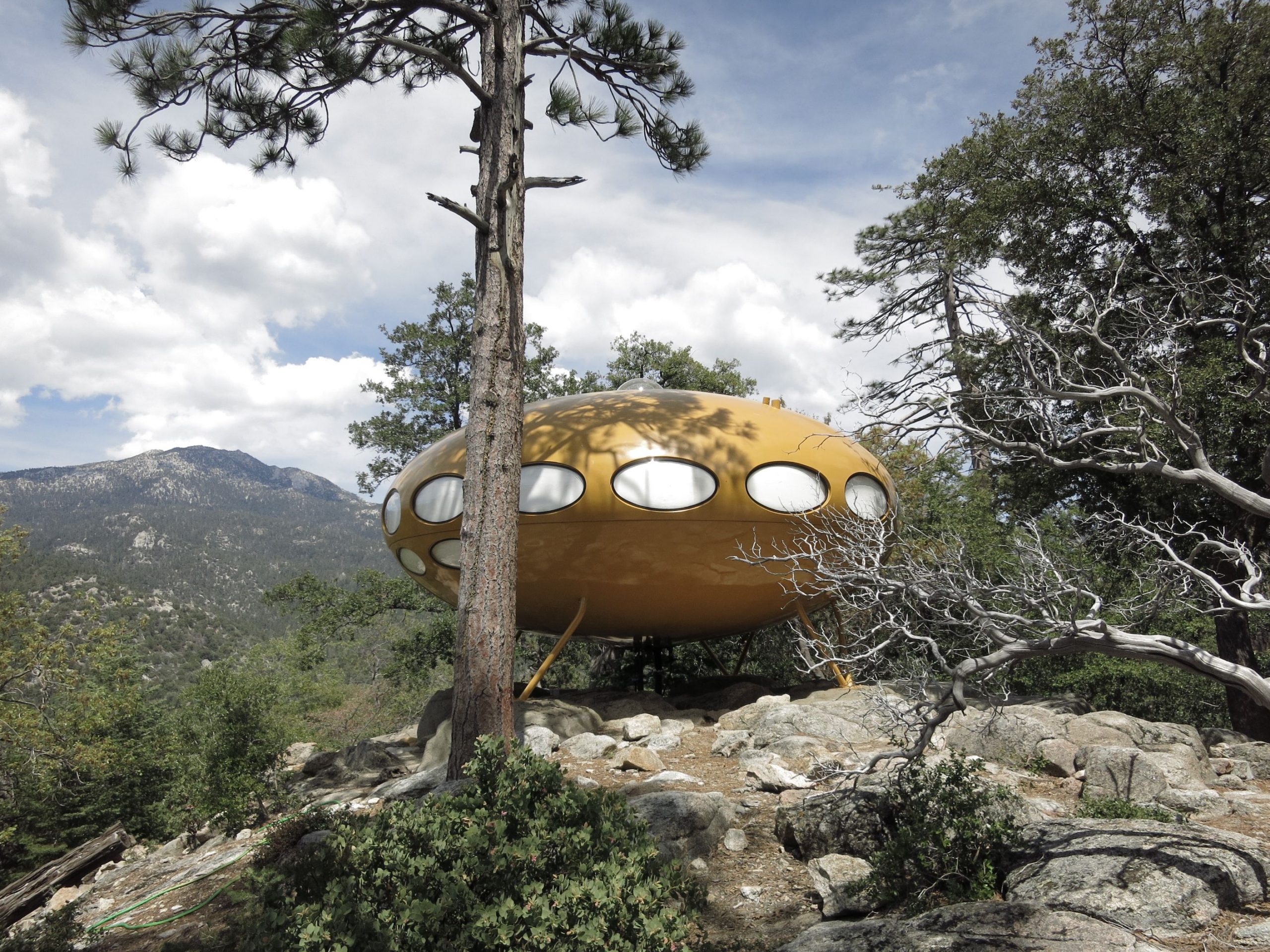 Visiting the Donaldson Futuro House in Idyllwild California